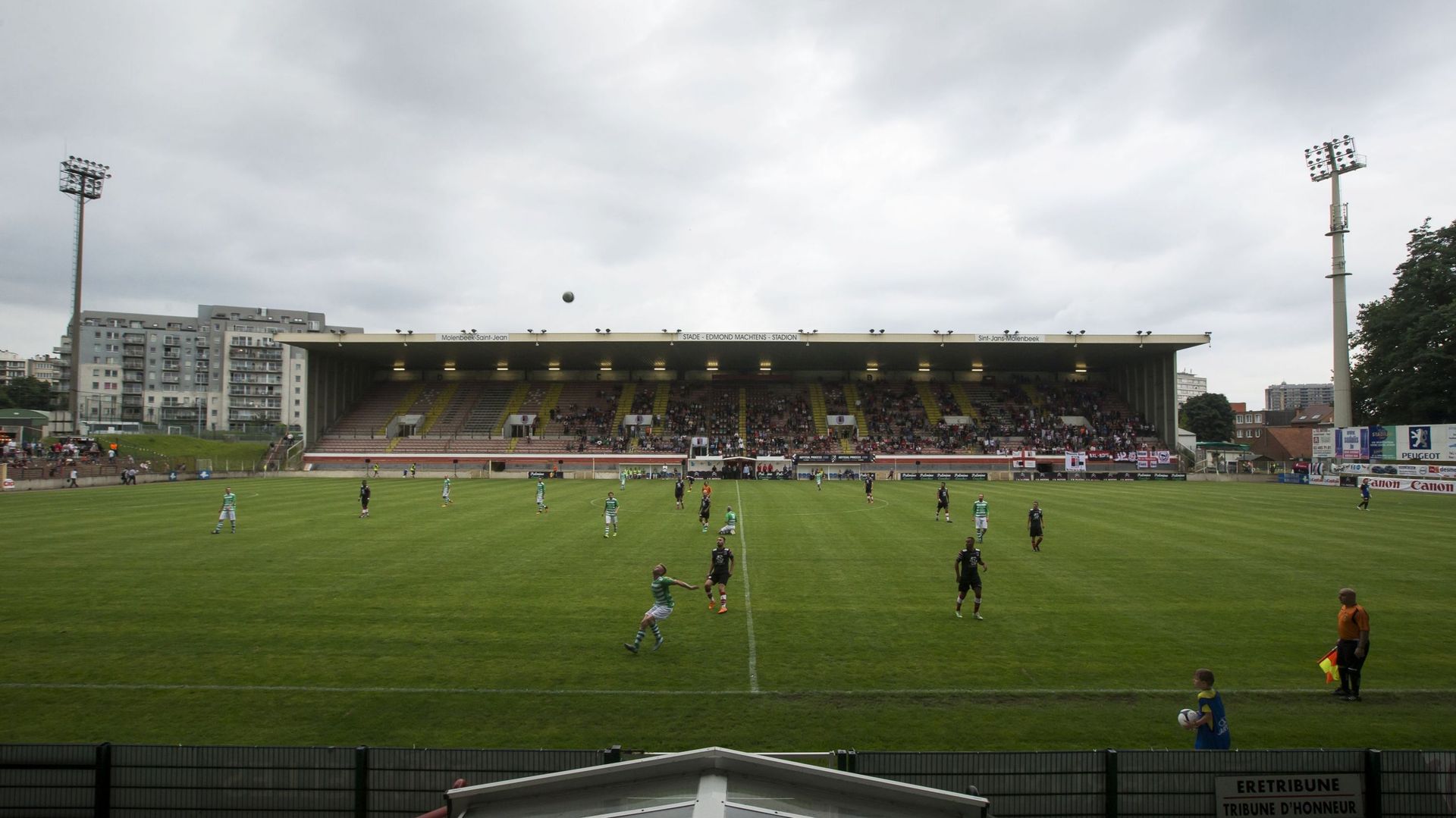 Le RWDM retire des panneaux publicitaires du White Star dans le stade ...