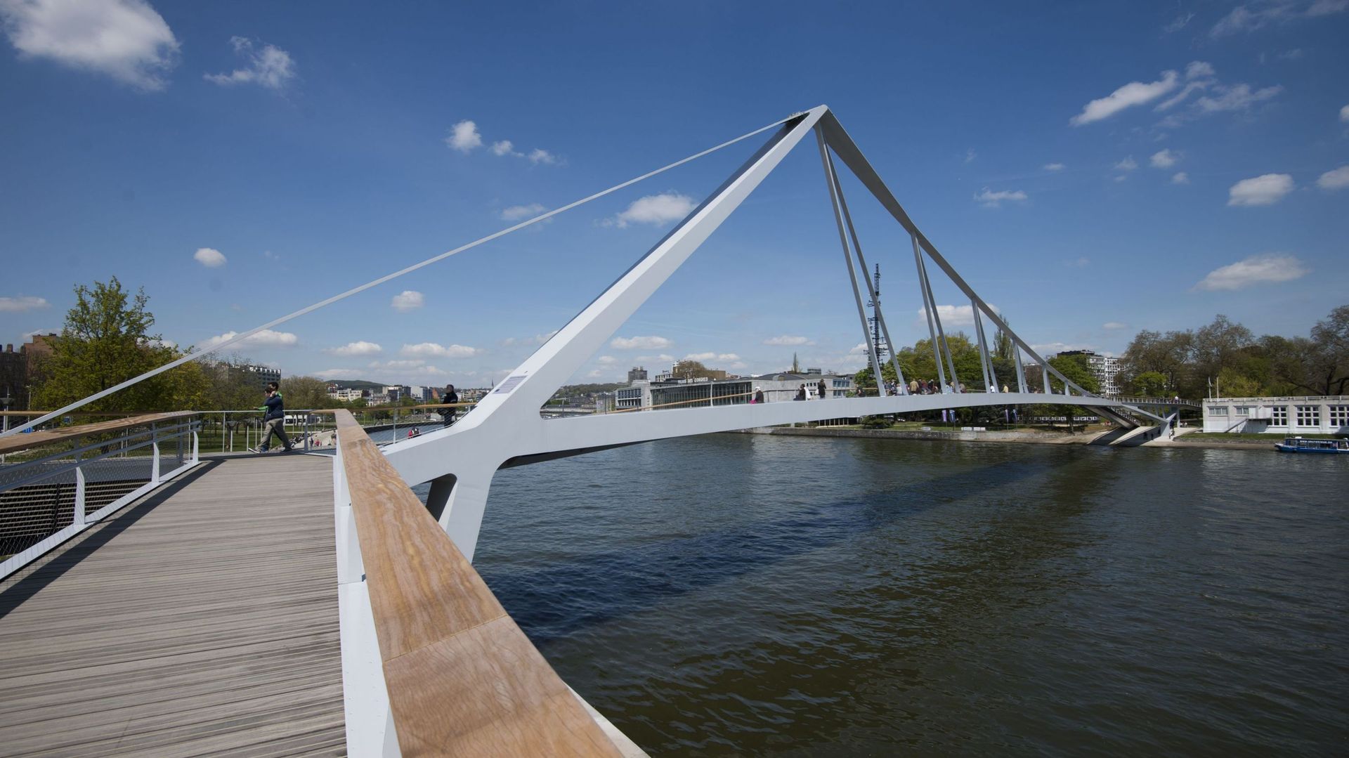 Liège: la passerelle fraîchement inaugurée tangue fortement, les ...