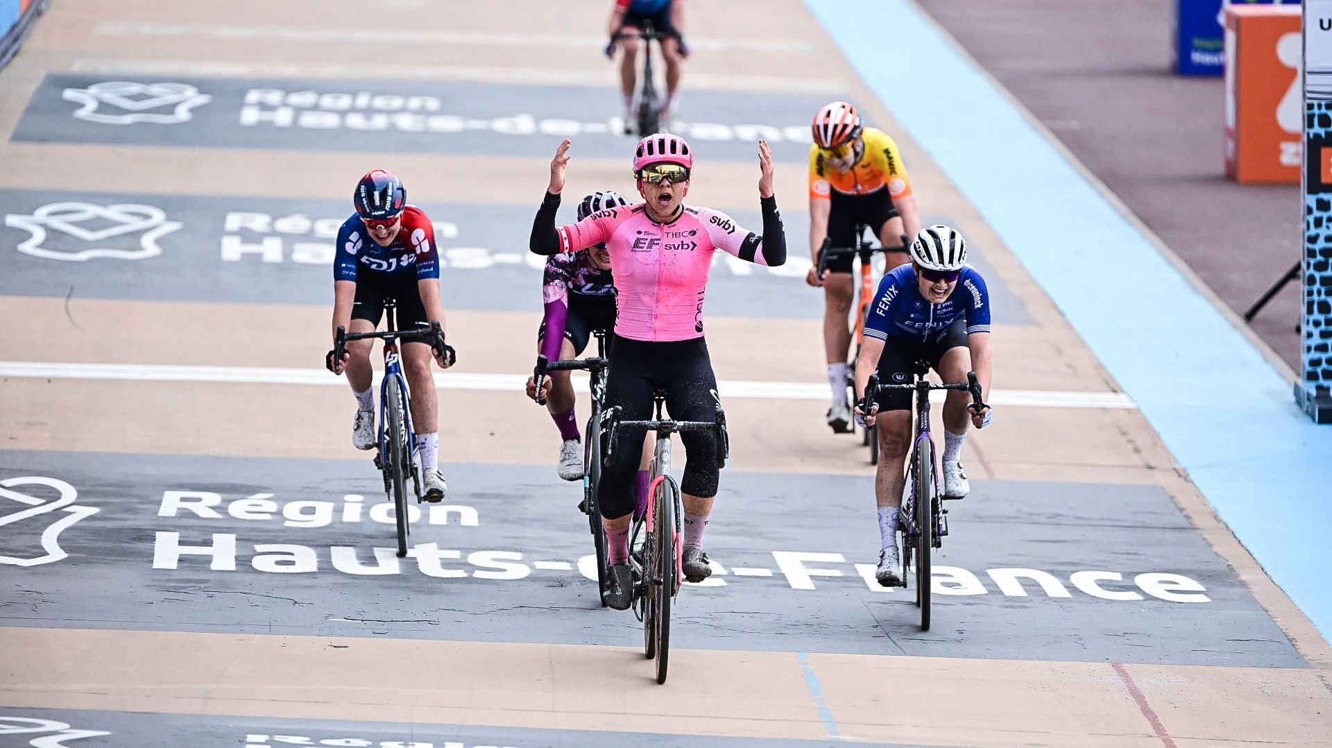 Paris-Roubaix Femmes : la surprise Alison Jackson piège les favorites ...