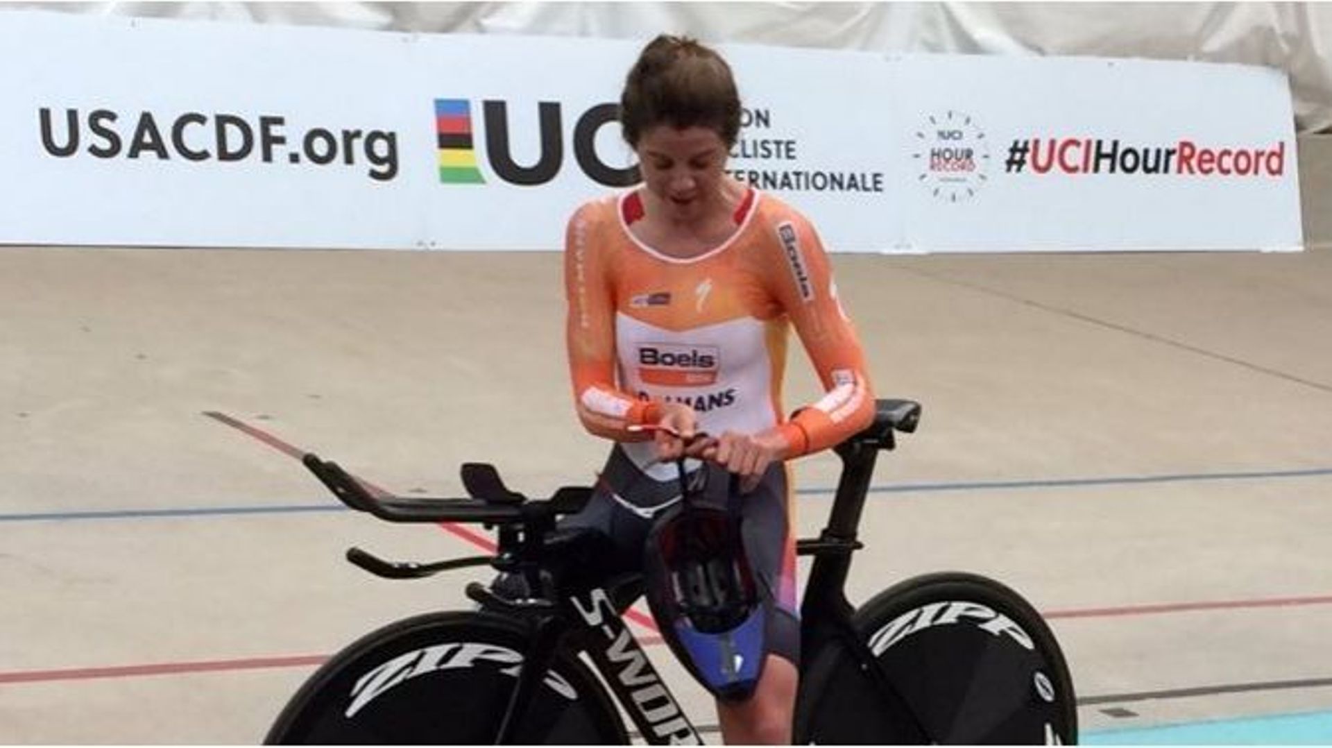 Evelyn Stevens porte le record de l'heure à près de 48km/h - RTBF Actus