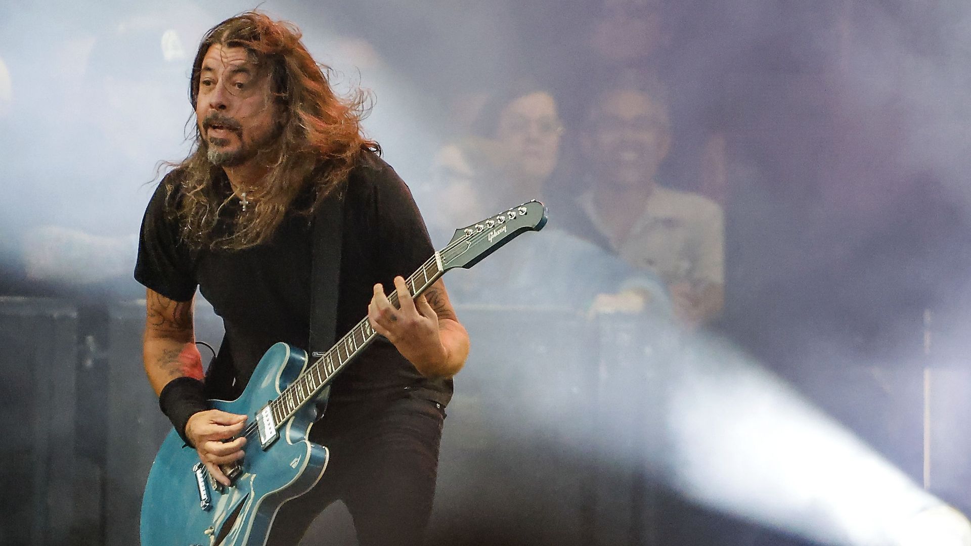Dave Grohl des Foo Fighters réalise la 'Apple dance' sur TikTok avec sa ...