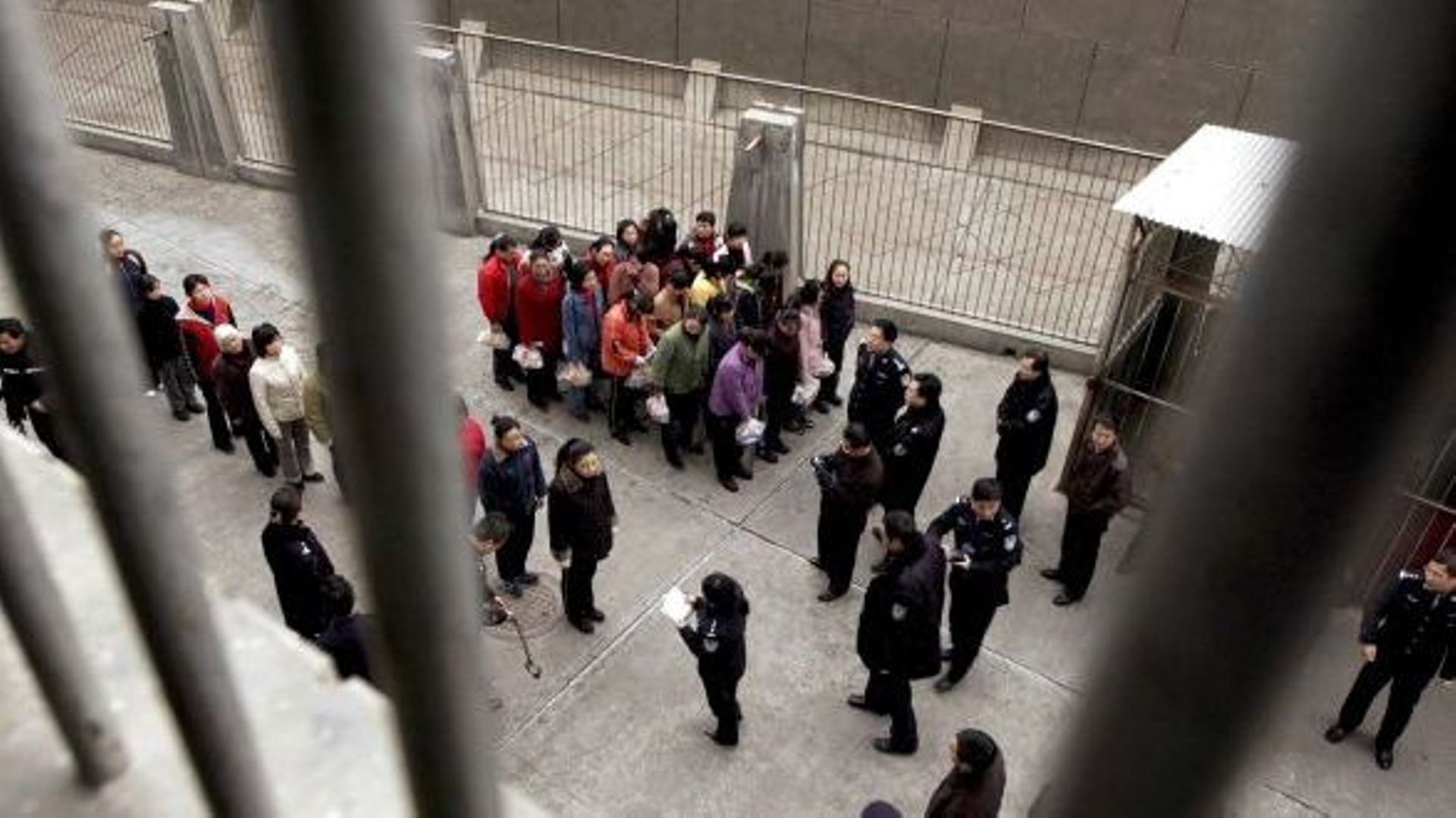 Chine: un fugitif retrouvé en prison comme... gardien - RTBF Actus