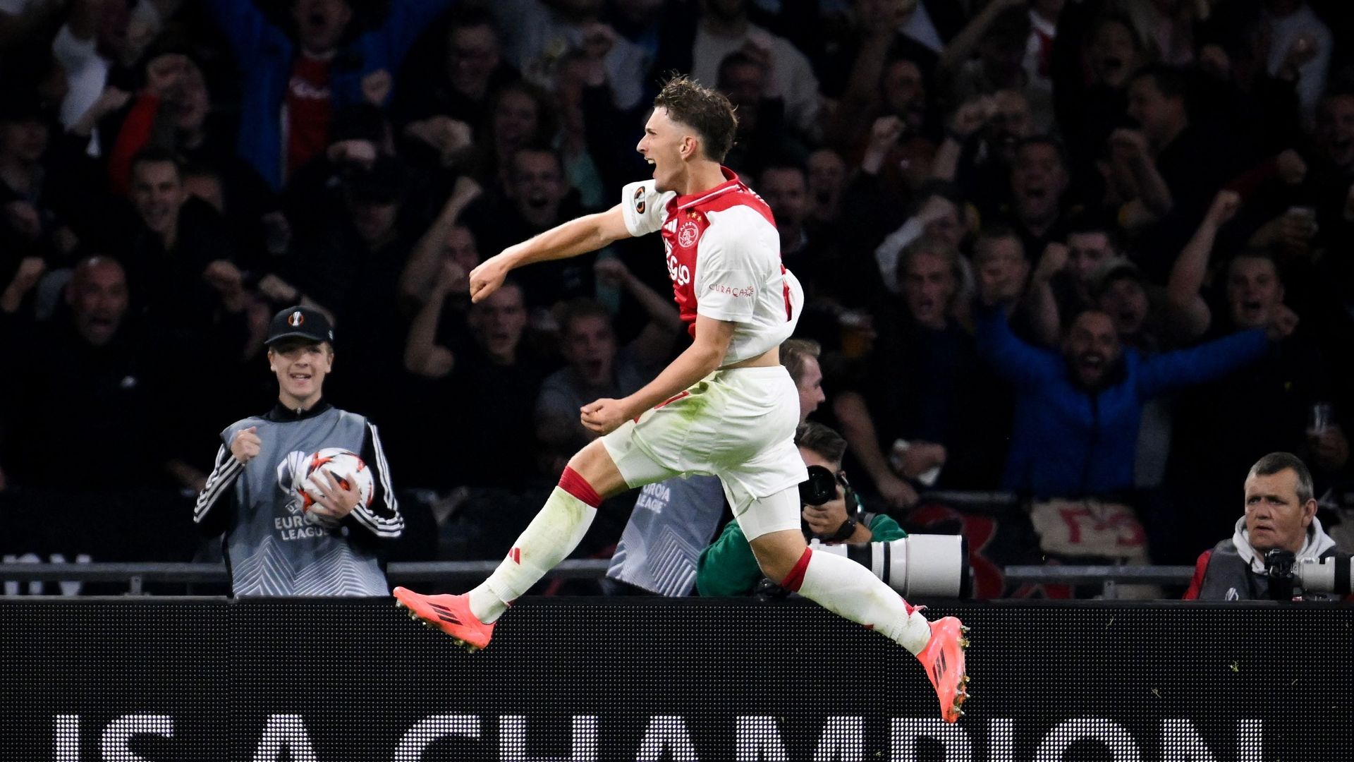 Mika Godts s’offre un doublé pour ses débuts en Europa League avec l’Ajax - RTBF Actus