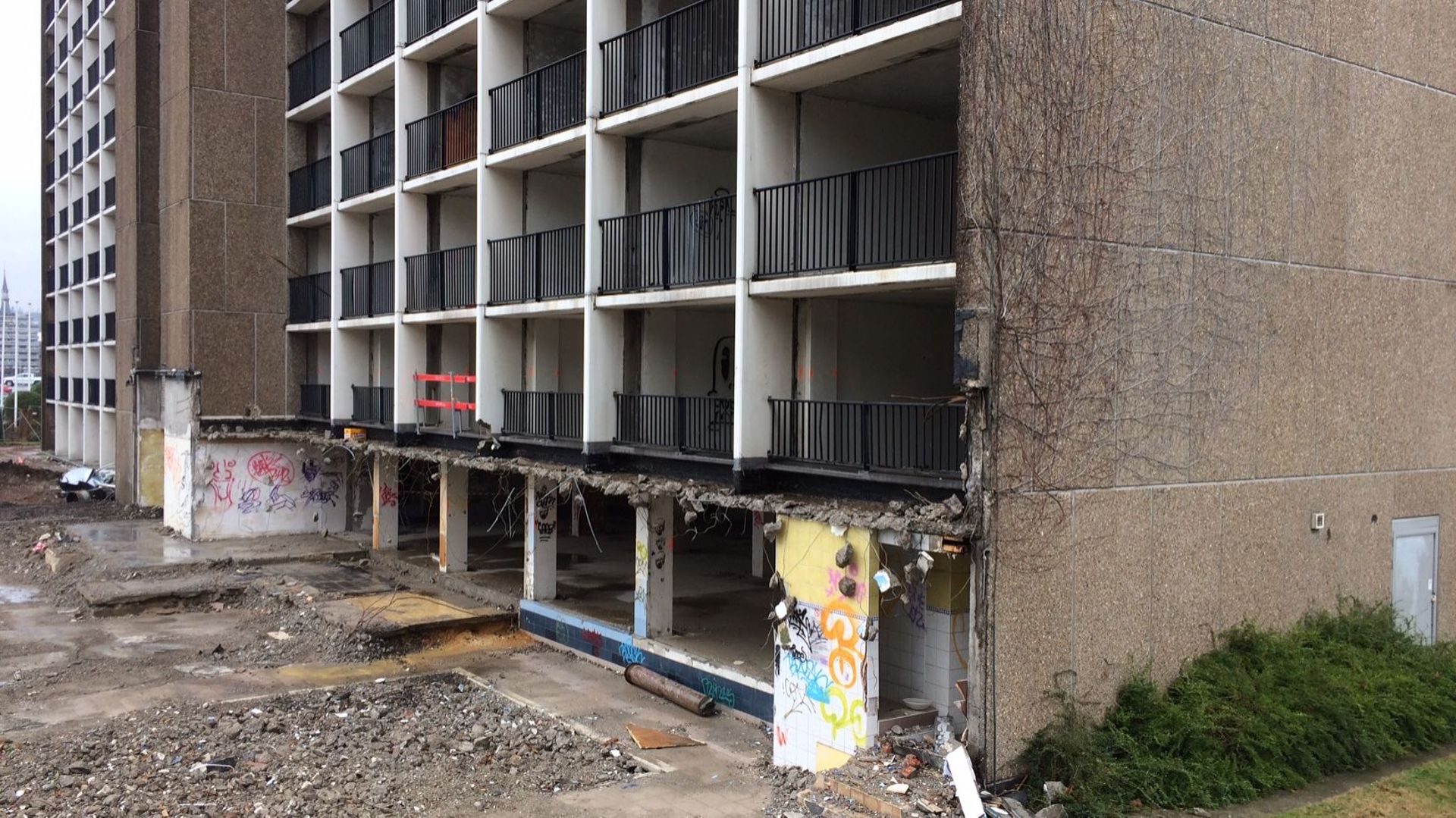 Liège: la phase de reconstruction de l'hôtel 'Holiday Inn' peut enfin ...