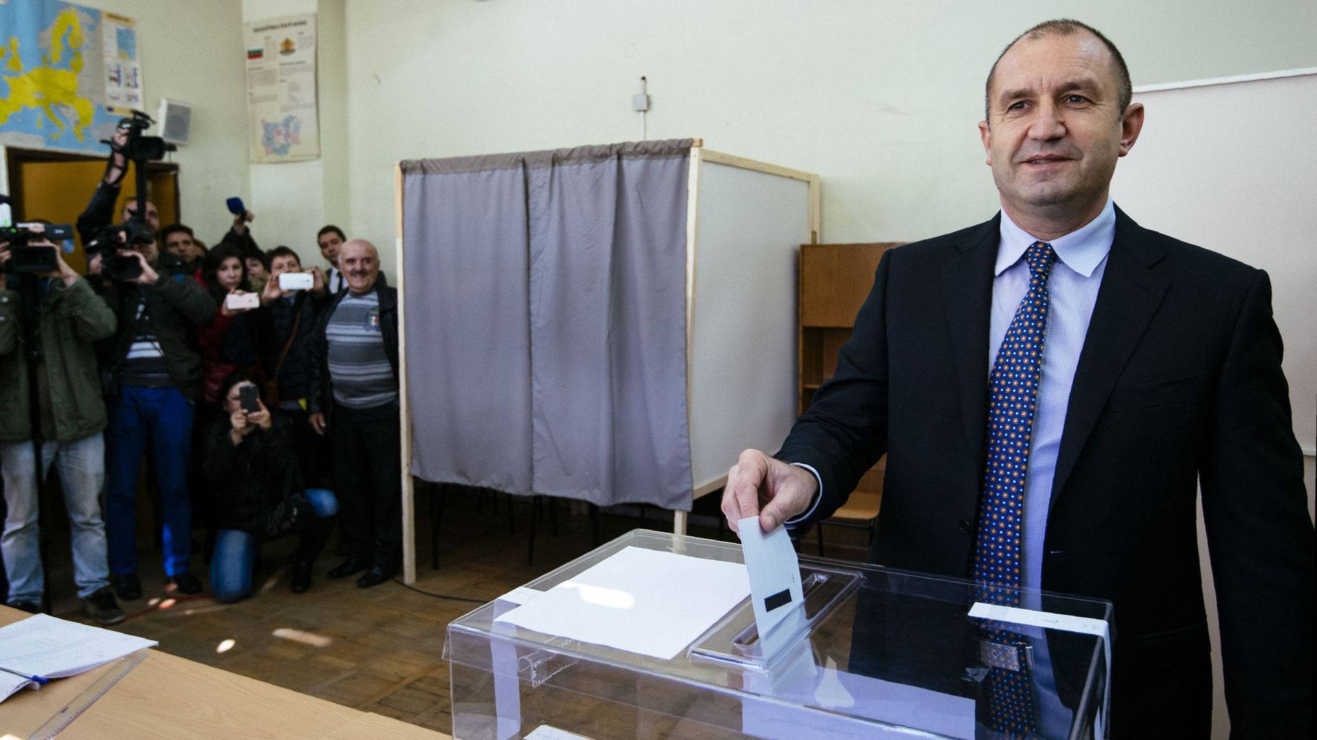 Présidentielle bulgare: Roumen Radev le socialiste bat la candidate du ...