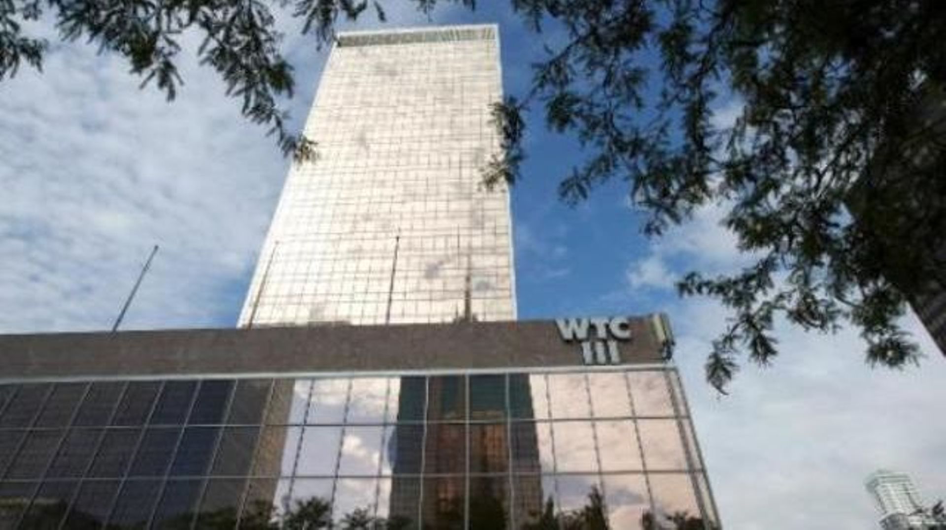 Réfugiés: le bâtiment du WTC III à Bruxelles est à nouveau plein - RTBF ...