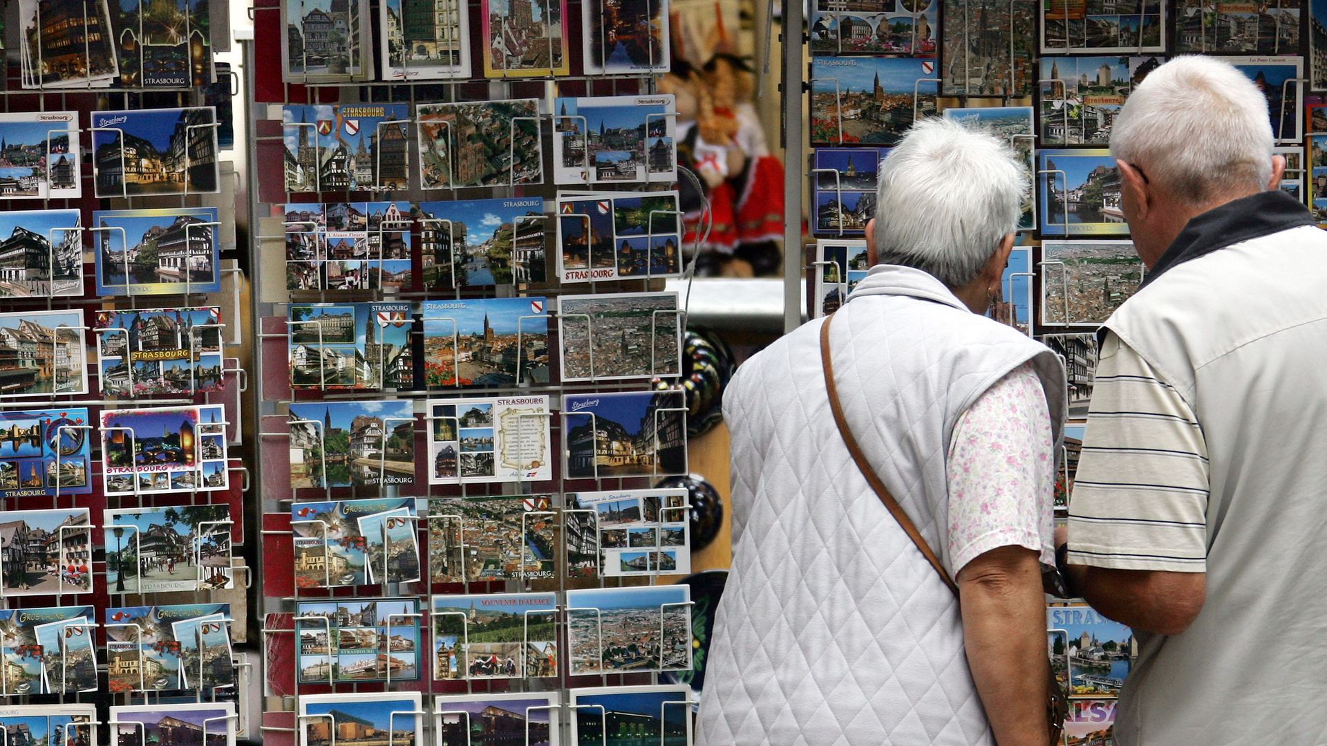 'Des souvenirs qui ont un certain charme' : la bonne vieille carte ...