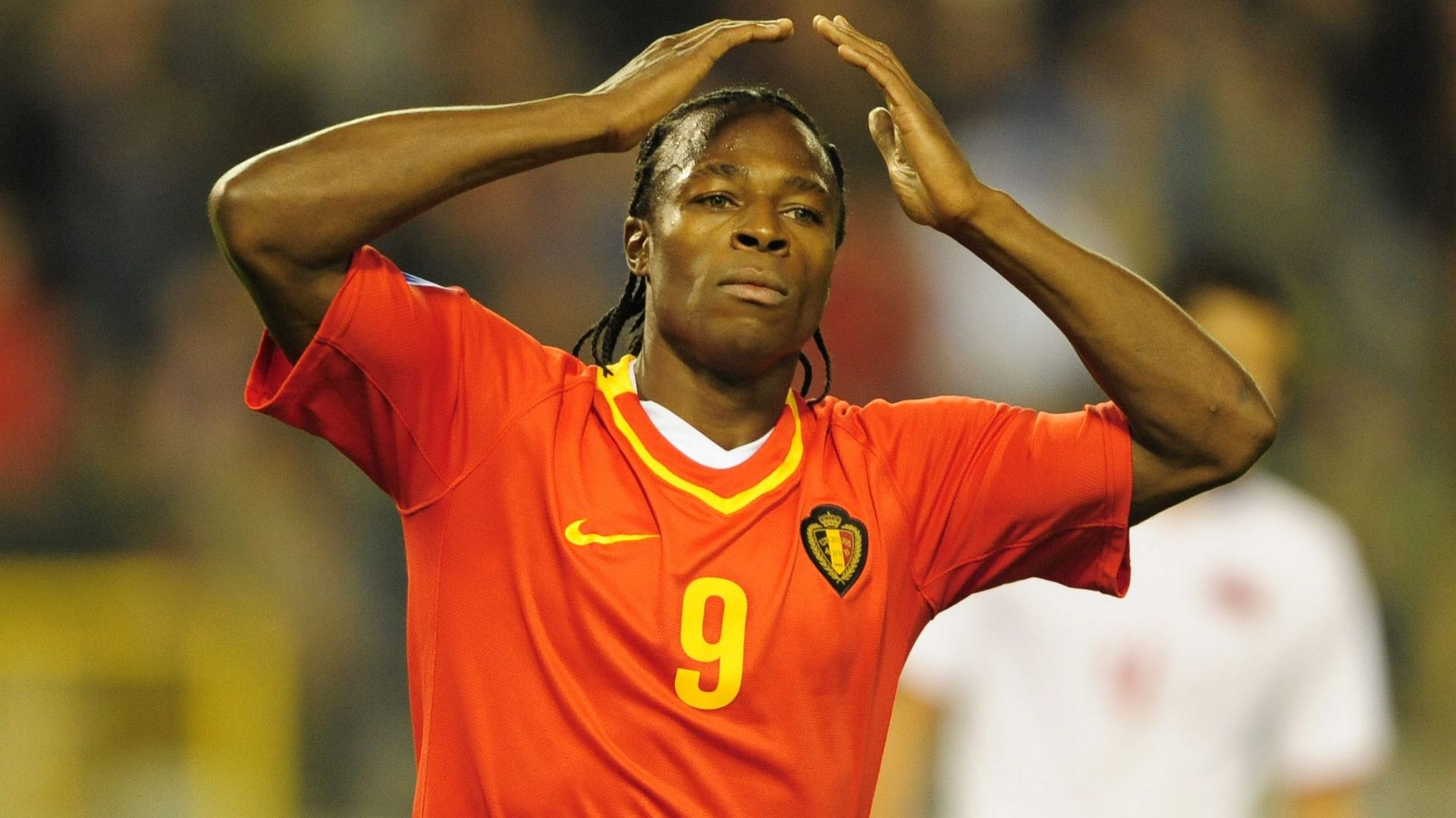 Emile Mpenza opéré au genou - RTBF Actus
