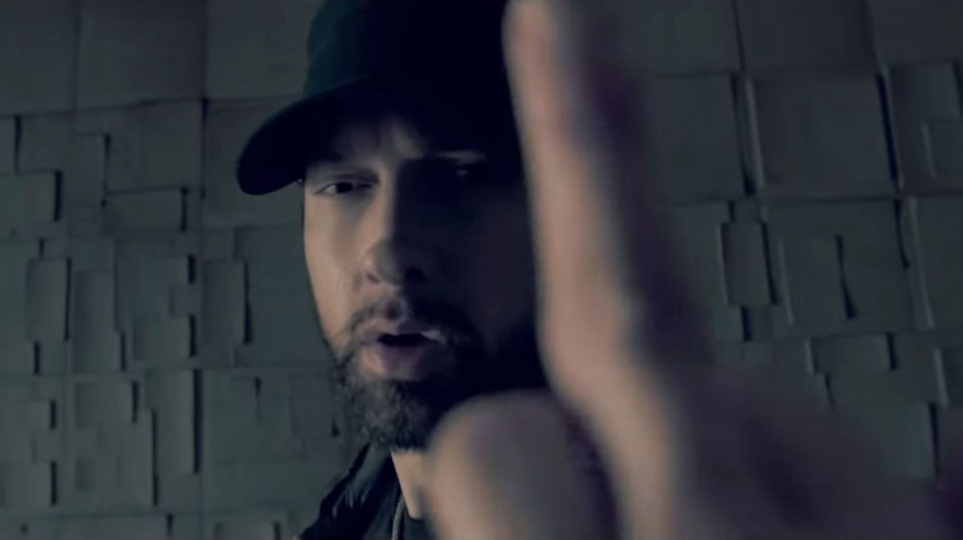 Eminem toujours très énervé dans le clip de 'Fall' - RTBF Actus