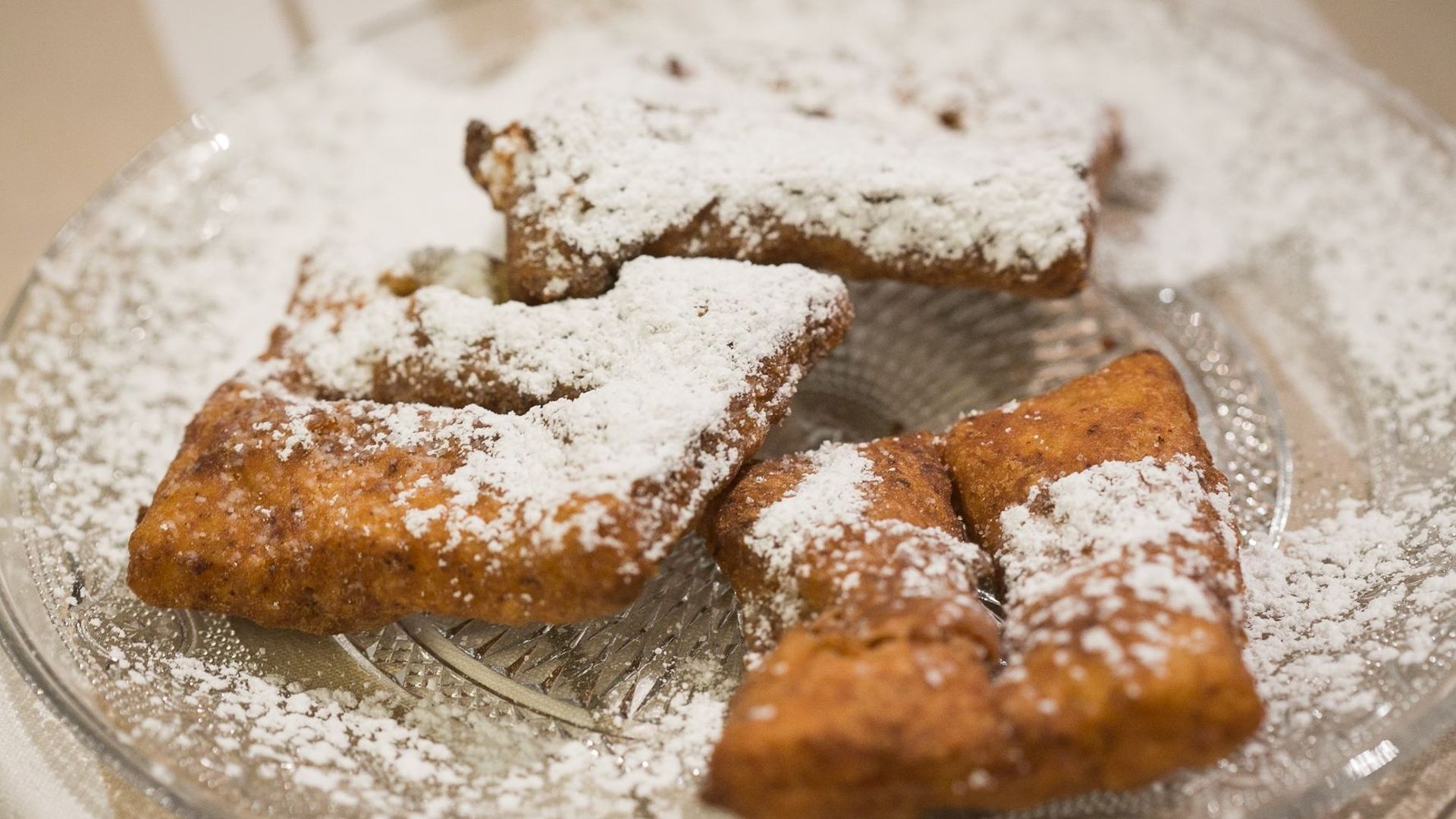 Bugnes à la Paul Bocuse et beignets de carnaval de Binche - RTBF Actus