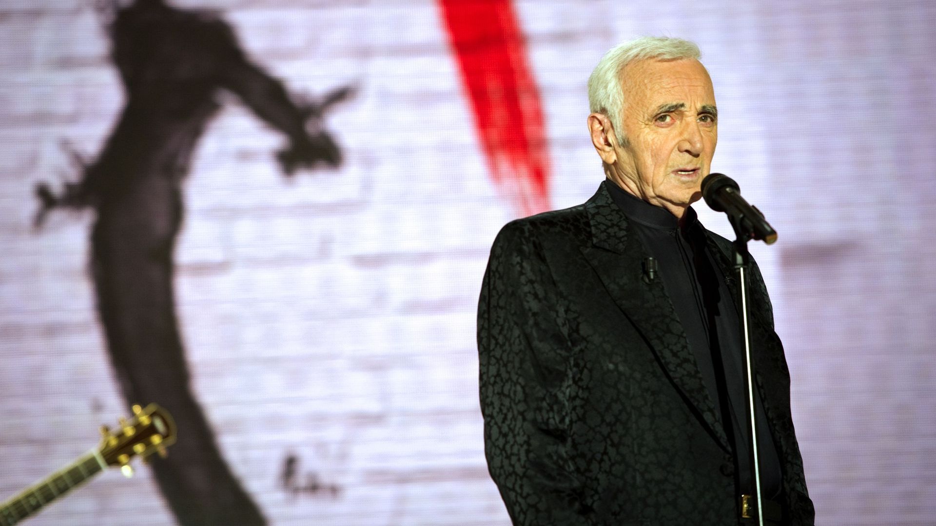 Charles Aznavour fête ses 90 ans en haut de l'affiche - RTBF Actus
