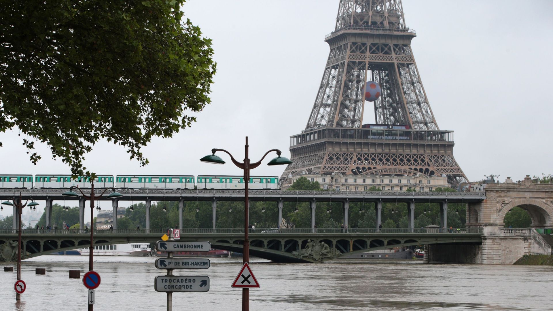 Impressionnantes inondations en France: Paris et le centre du pays sous ...
