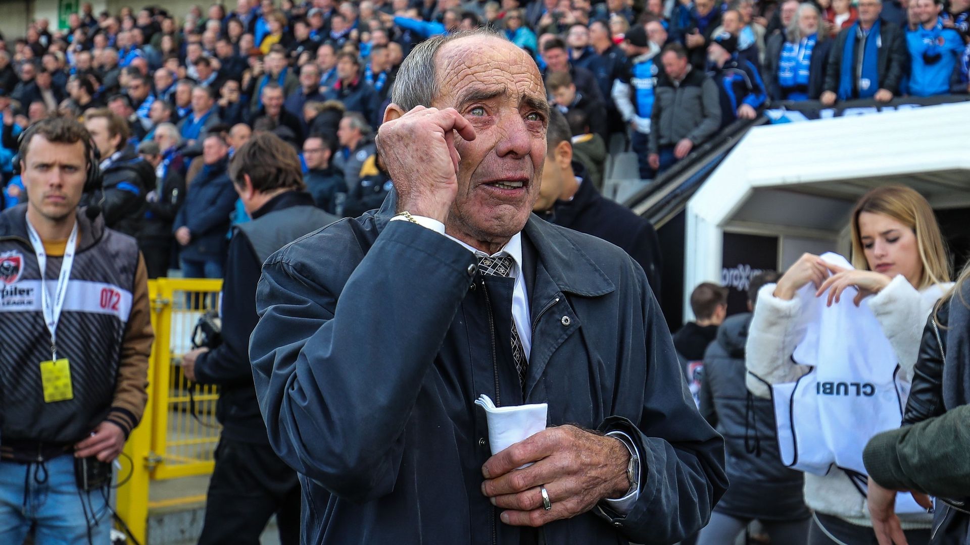 Raoul Lambert en pleurs après l'hommage des supporters brugeois avant ...