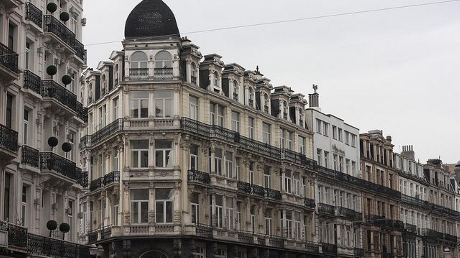Métamorphose du siège de la mode au coeur du quartier Dansaert à ...