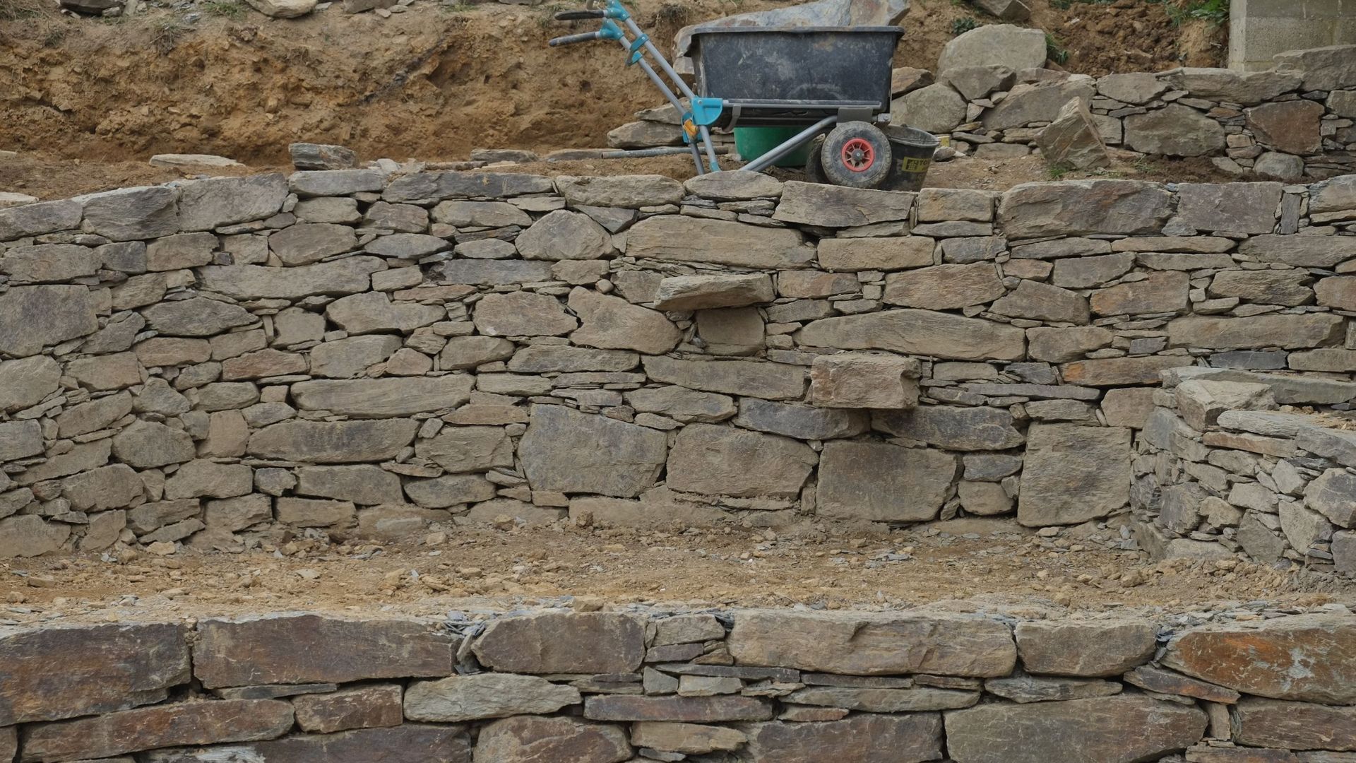 Au jardin, un mur de pierres sèches - RTBF Actus