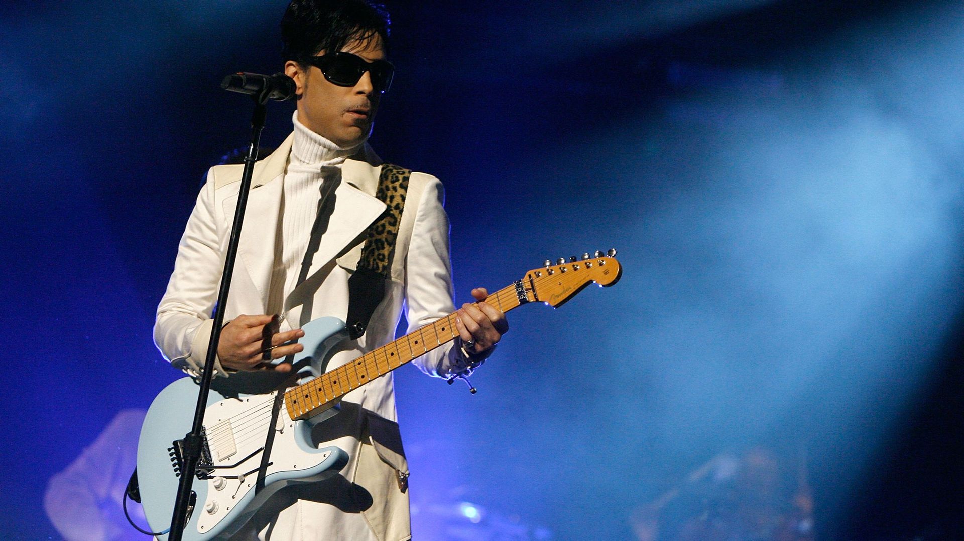 La célèbre guitare 'Blue cloud' de Prince vendue aux enchères - RTBF Actus