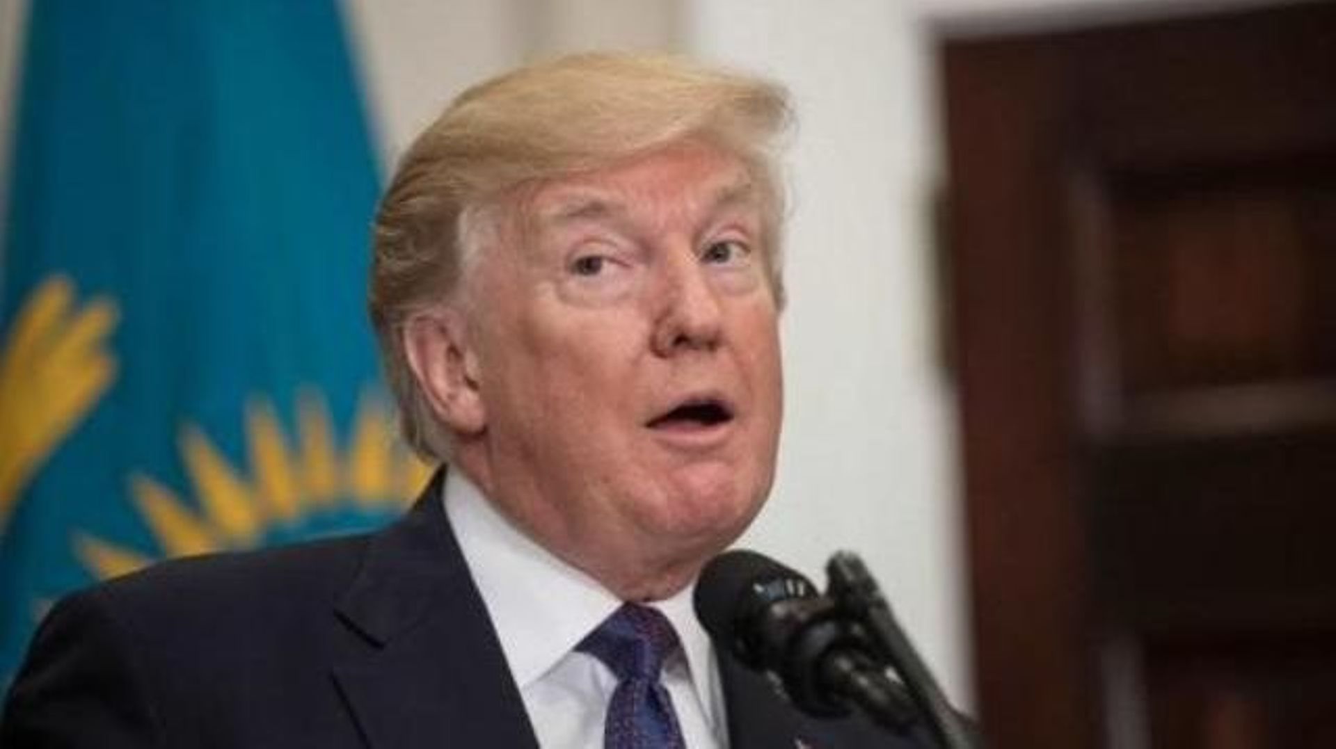 Donald Trump persiste et signe sur le mur à la frontière mexicaine - RTBF Actus