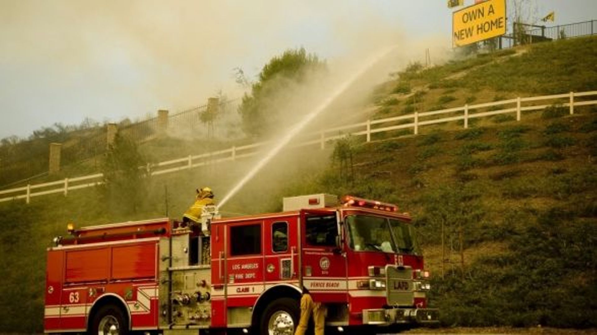 Un incendie ravage des centaines de maisons à Los Angeles