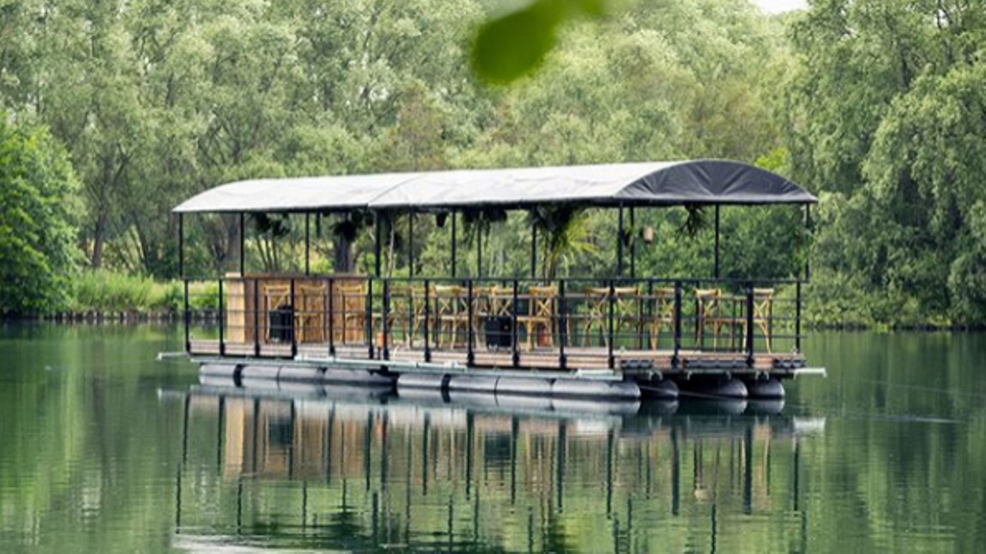 'Dinner On The Lake' : une expérience culinaire inoubliable à Boom ...