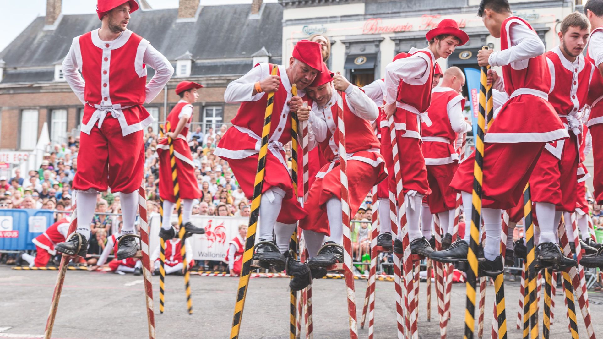 Tradition : Pourquoi les Namurois sont-ils les rois des échasses ...