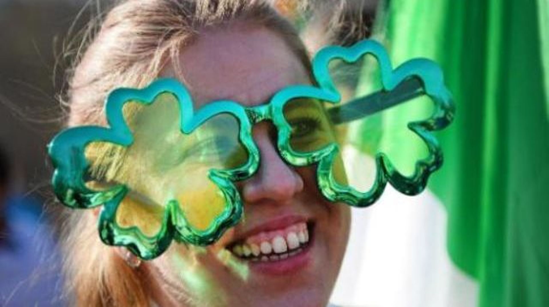 Manneken-Pis habillé d'un costume irlandais pour fêter la Saint-Patrick