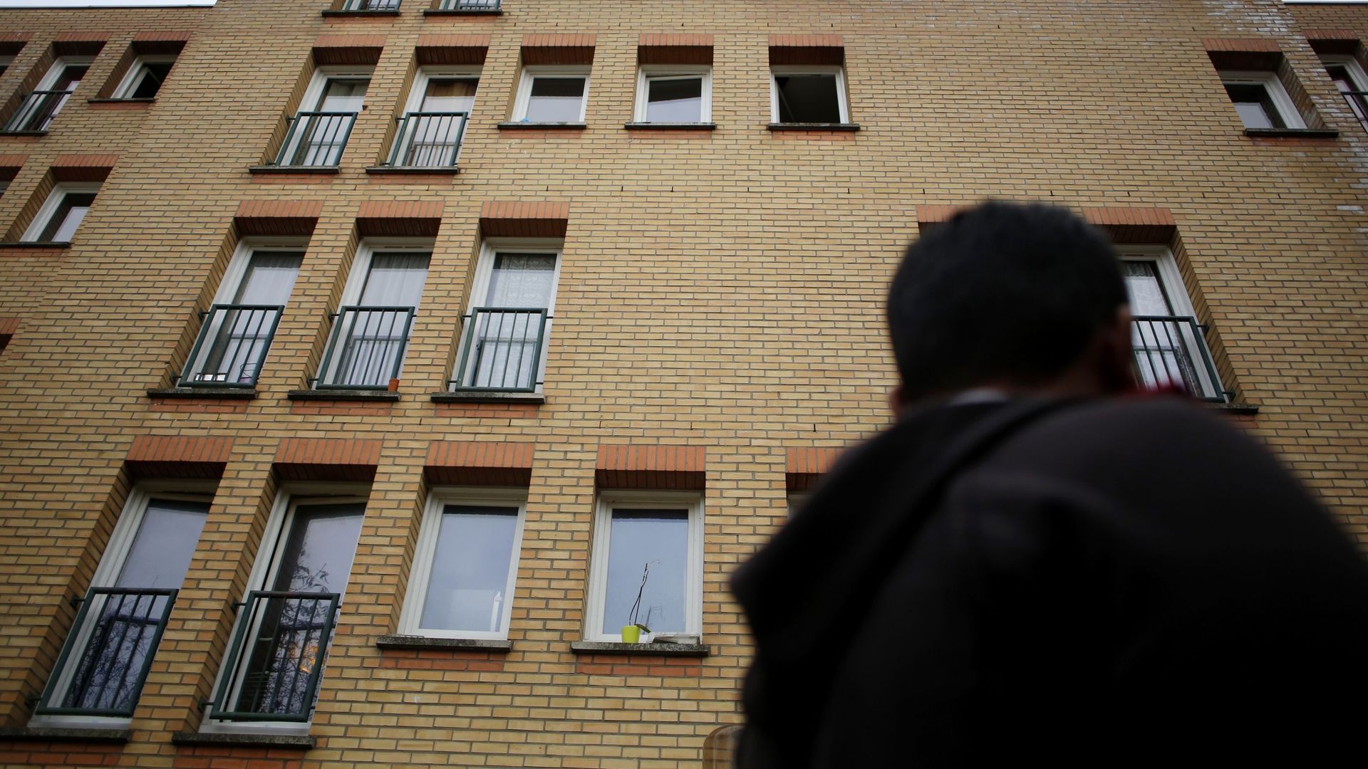 Héros ordinaires: un agent de sécurité a refoulé Bilal Hadfi au Stade ...