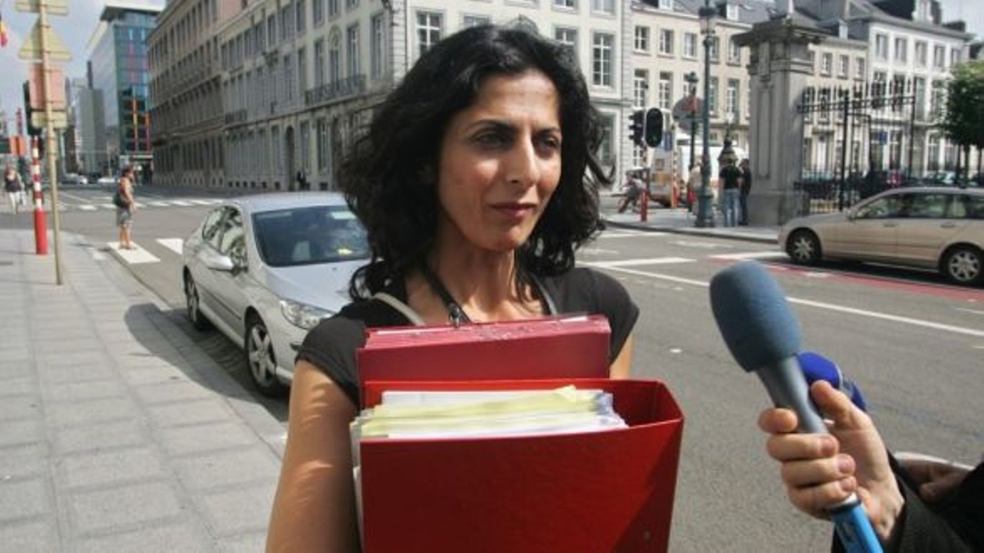 Marie Arena limite les lits d'hôtel pour demandeurs d'asile - RTBF Actus