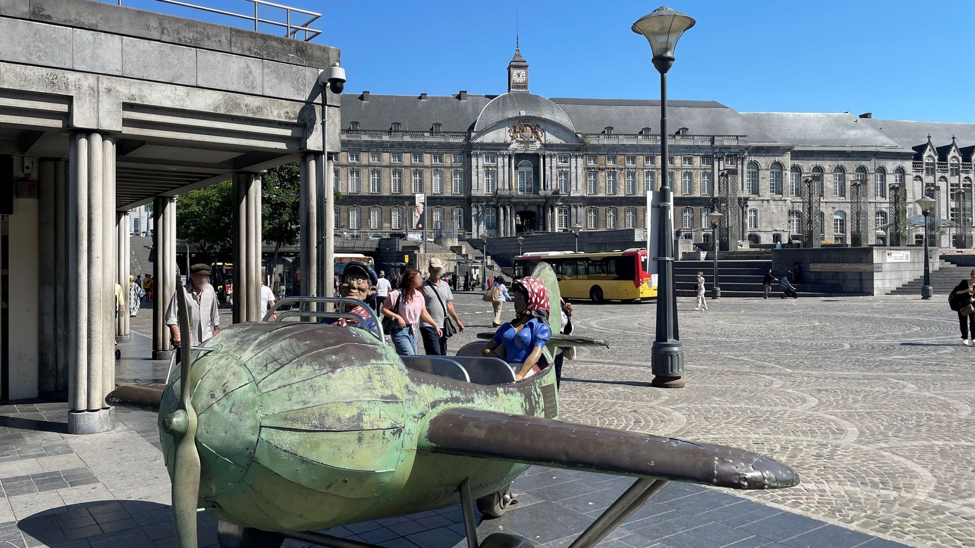 A Liège, le petit avion de la place Saint-Lambert est de retour - RTBF Actus