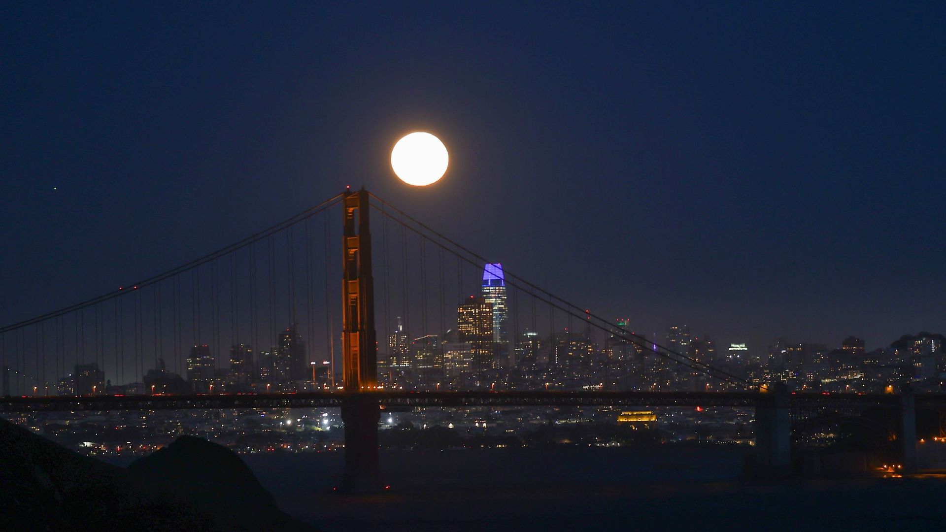 Super Lune bleue : retour en images sur ce phénomène unique - RTBF Actus