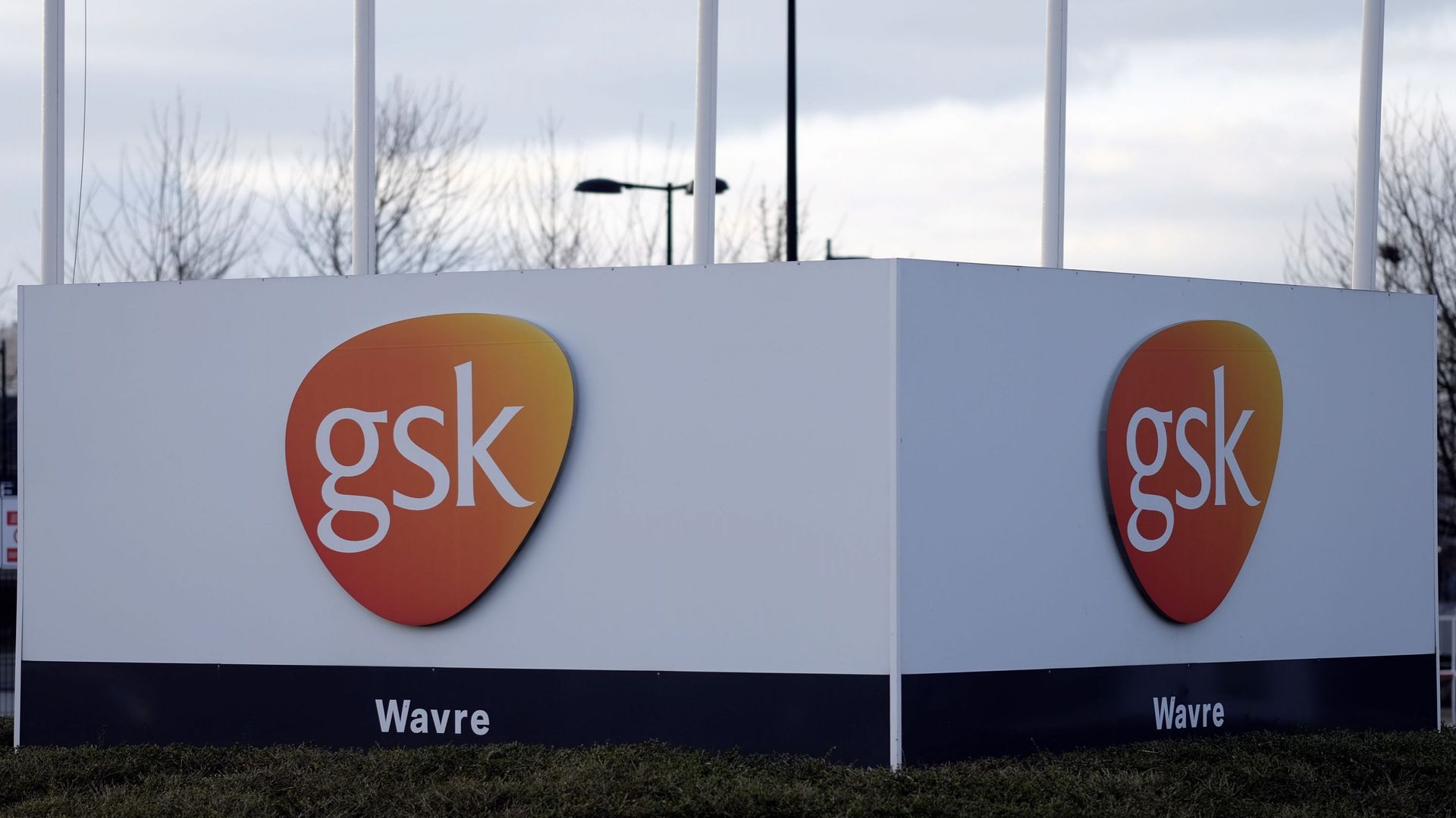 GSK se relance dans la course au vaccin : il produira 100 millions de ...