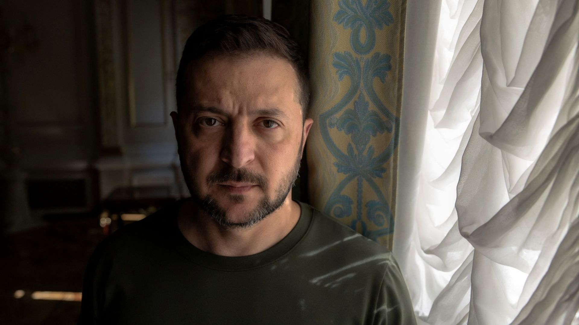 Le lauréat ukrainien du Concours Reine Elisabeth, Dmytro Udovychenko, refuse de serrer la main d ...