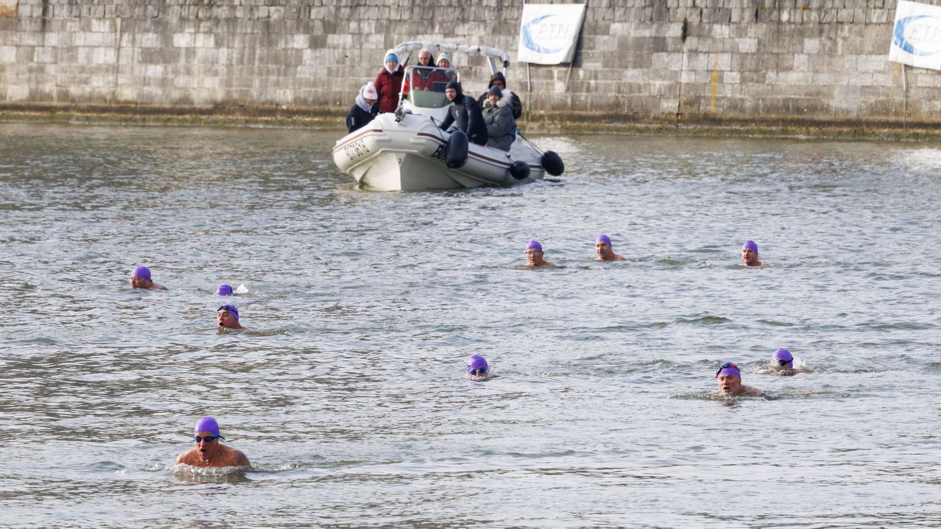 'Ça pique' ! 0 degré dehors, 5 degrés dans l’eau : les courageux ...
