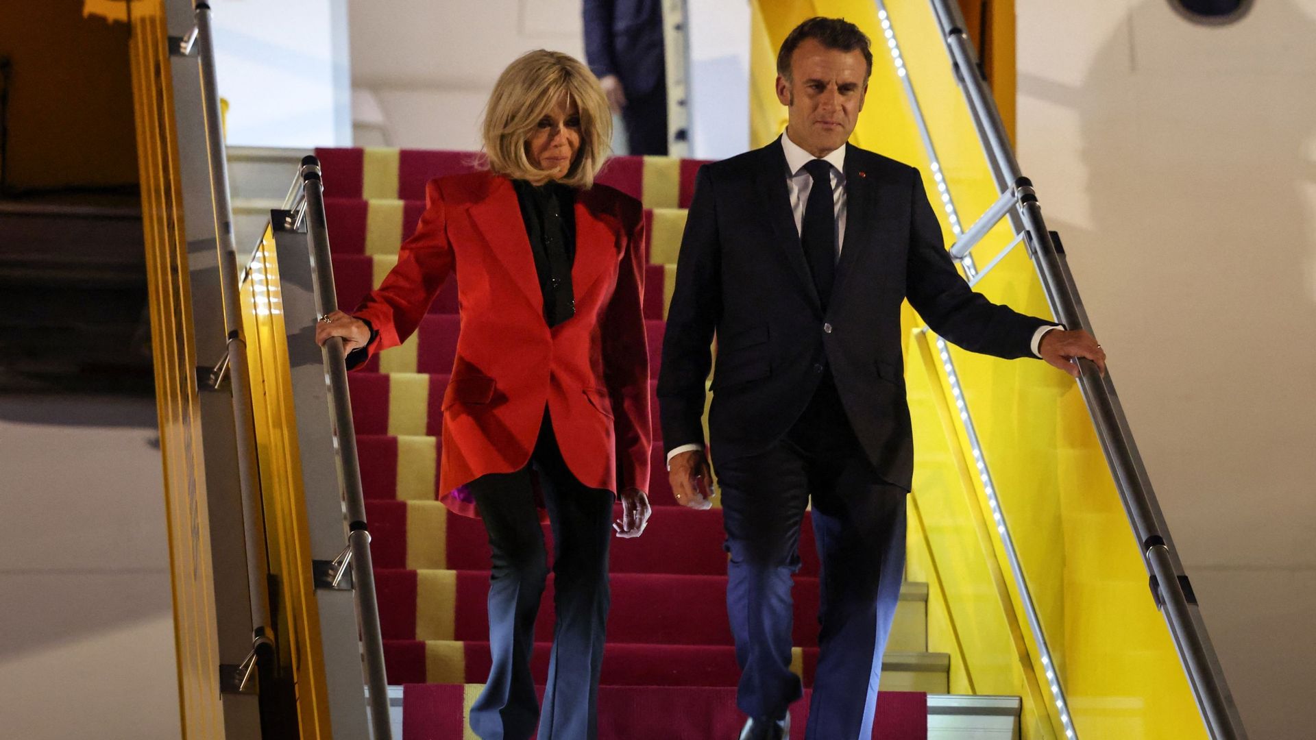La vidéo d'un échange entre Brigitte et Emmanuel Macron devient virale ...