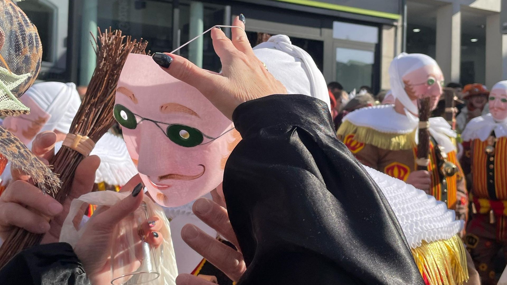Carnaval de Binche : les Gilles ont sorti leurs chapeaux de plumes sous ...