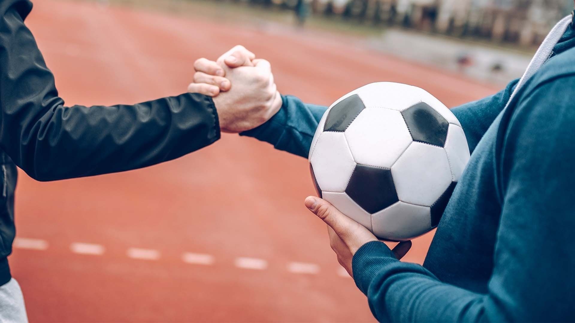 Football : collectionneur passionné depuis 30 ans, Pascal organise sa ...