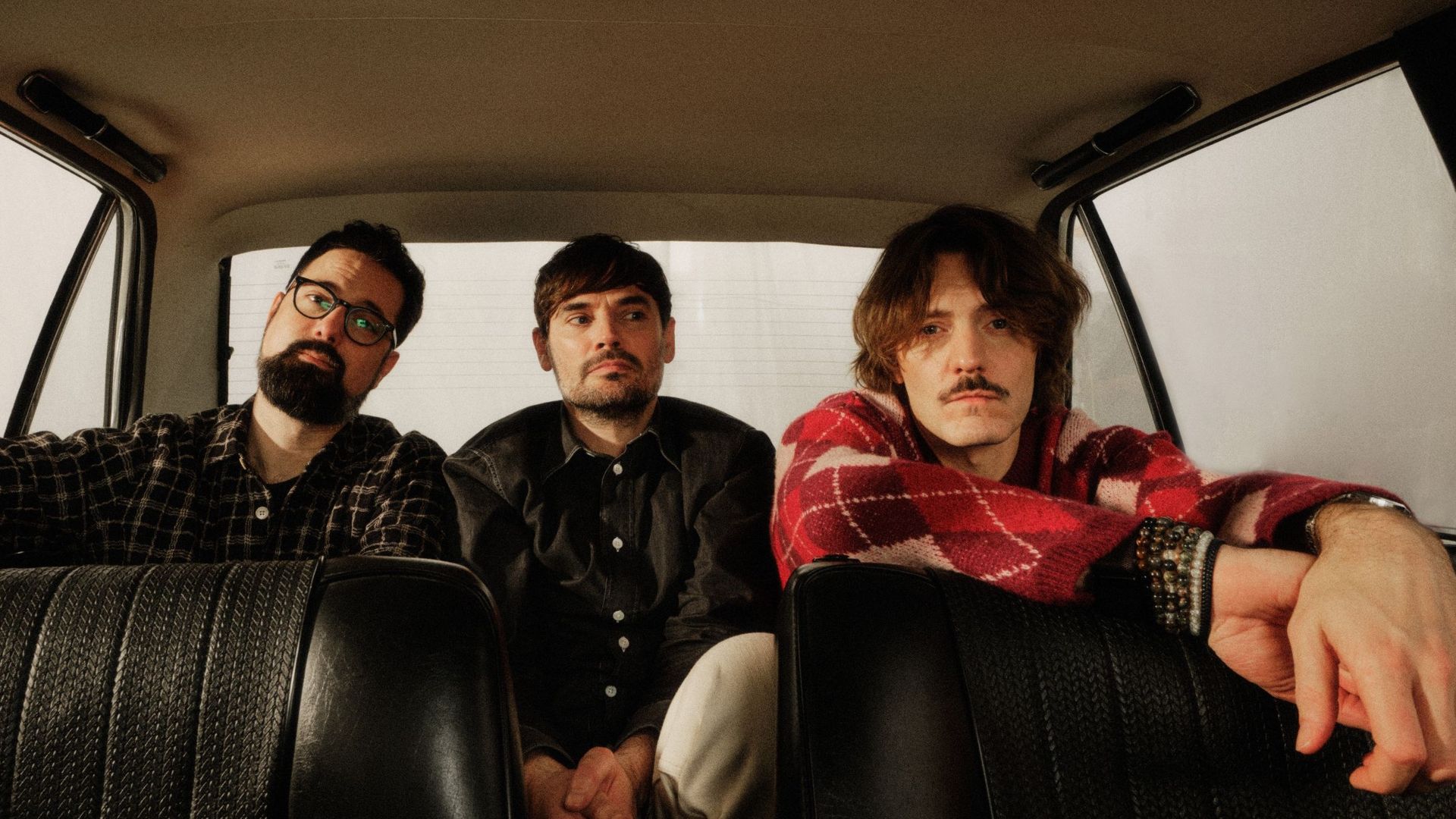 Le mariage de Hoshi et Jennifer Ayache de Superbus célébré par Nicola ...