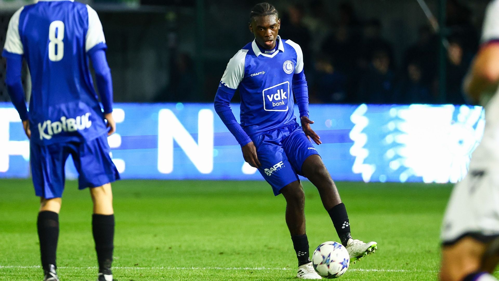 Le Real Madrid et le Bayern le suivent : Jorthy Mokio est devenu le ...