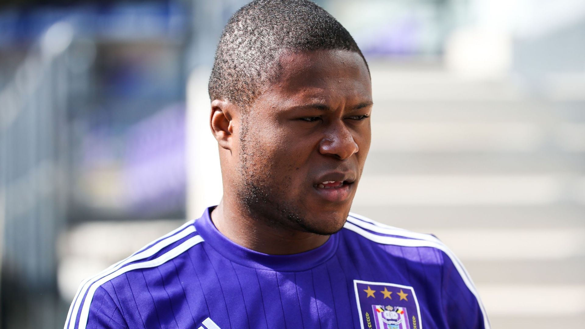 L'entourage de Mbemba met la pression sur le RSCA
