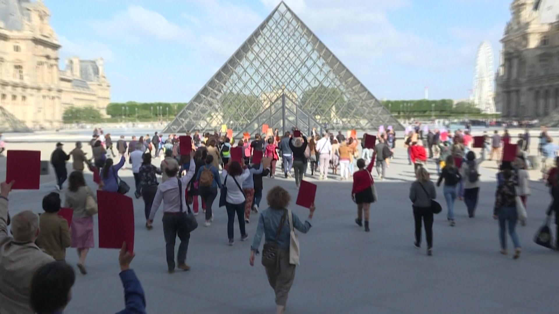 Réouverture du Louvre : 200 guides manifestent devant le musée pour ...