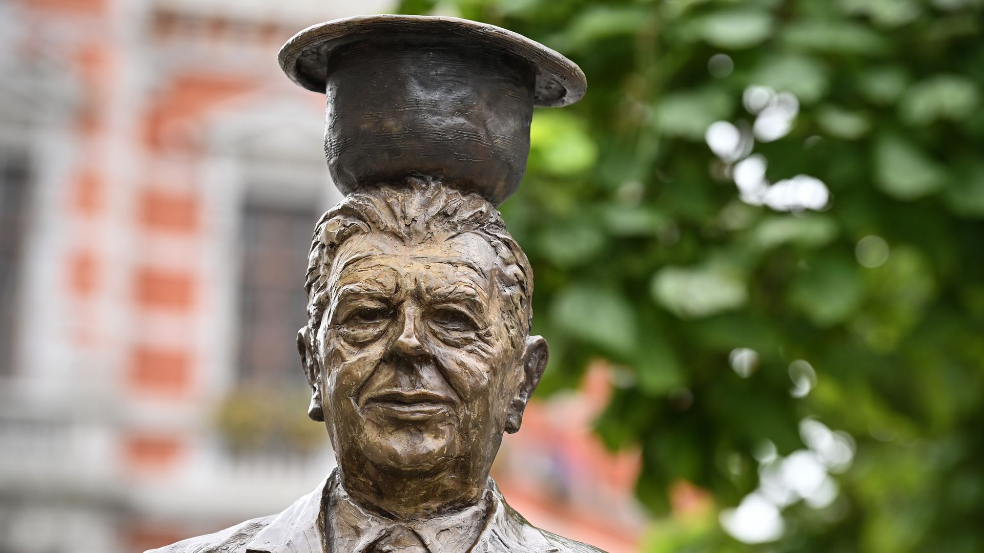 Lessines fête les 125 ans du peintre surréaliste René Magritte - RTBF Actus