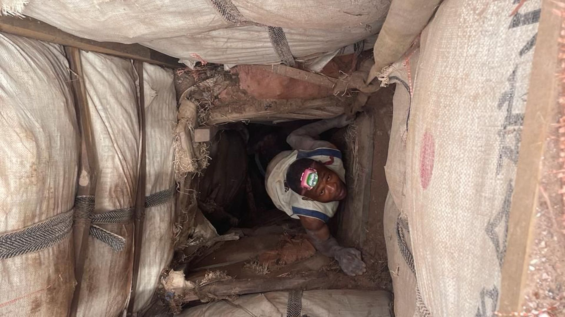 Transition énergétique : au Congo, l’enfer des creuseurs de cobalt - RTBF Actus