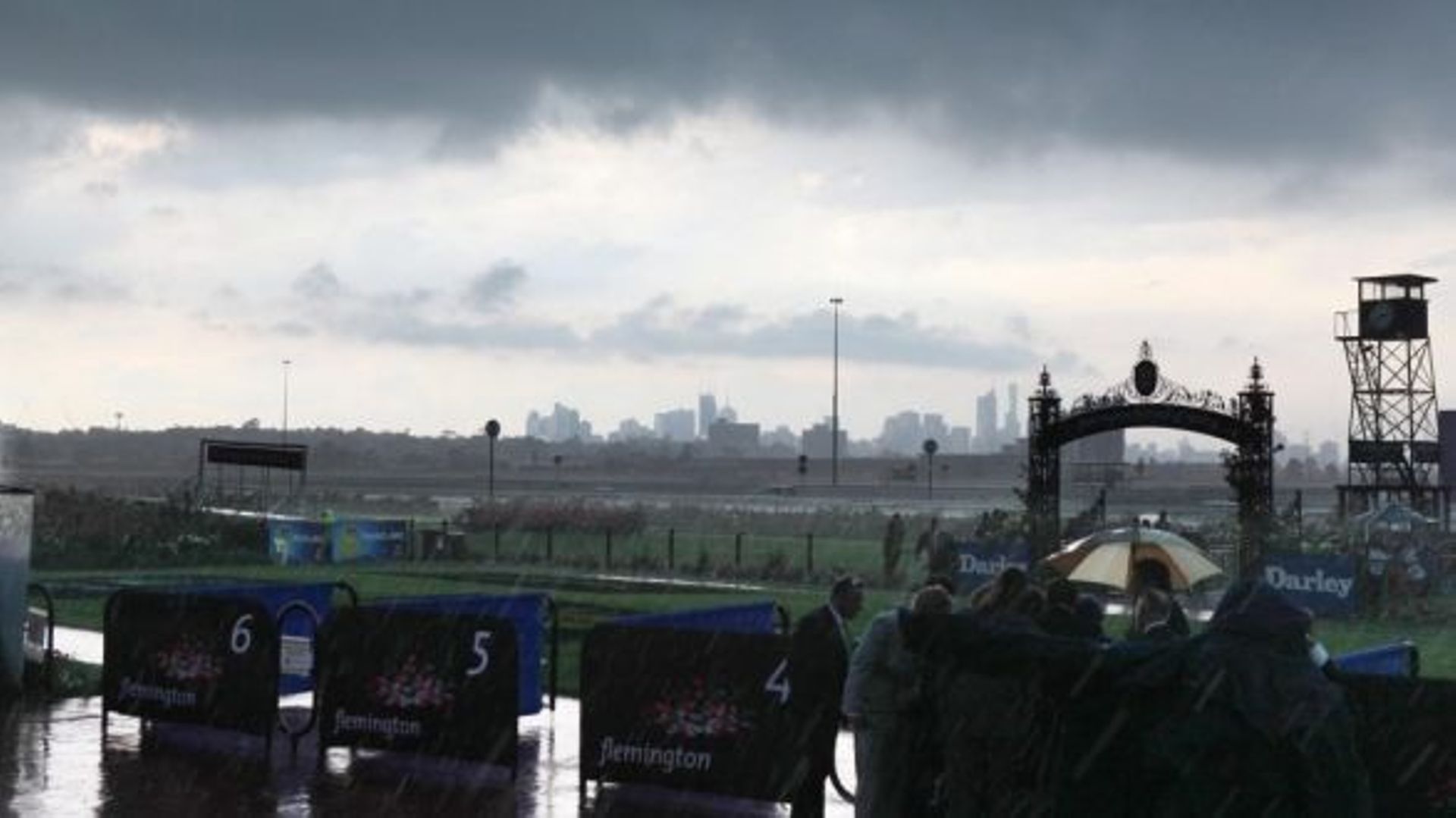 Australie: évacuation massive devant le cyclone Ului - RTBF Actus