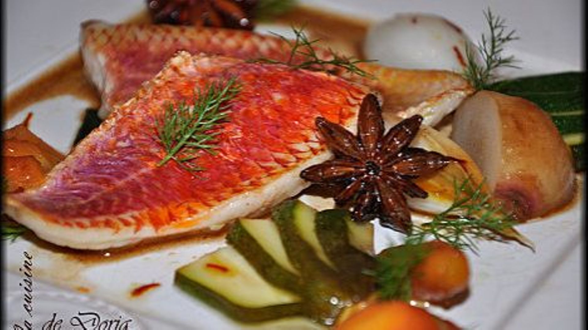 Filets de rougets grillés sur lit de compote de mangues et ananas à la ...