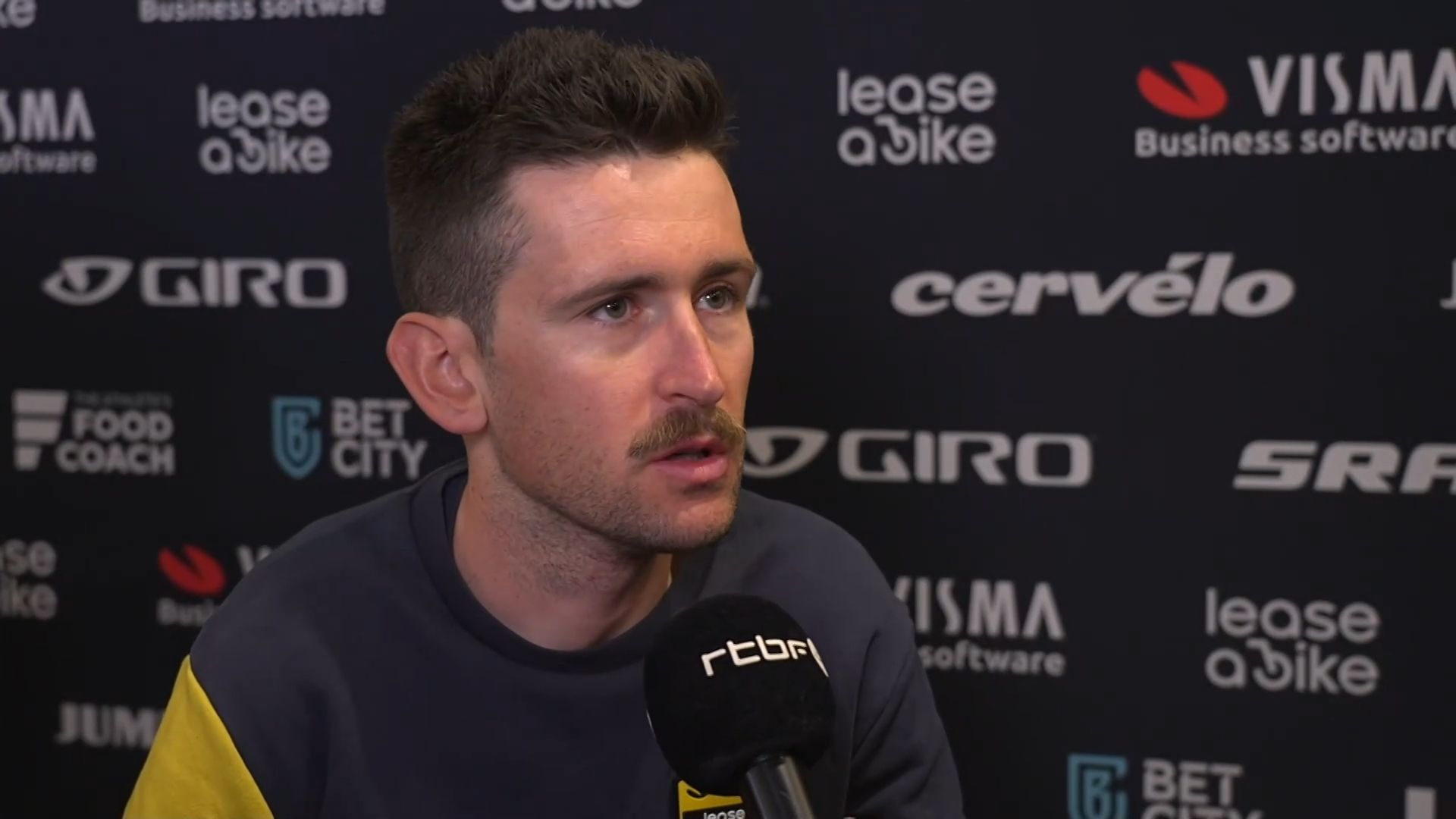 Tadej Pogacar, en reconnaissance sur la Trouée d’Arenberg, prend ses marques pour Paris-Roubaix ...