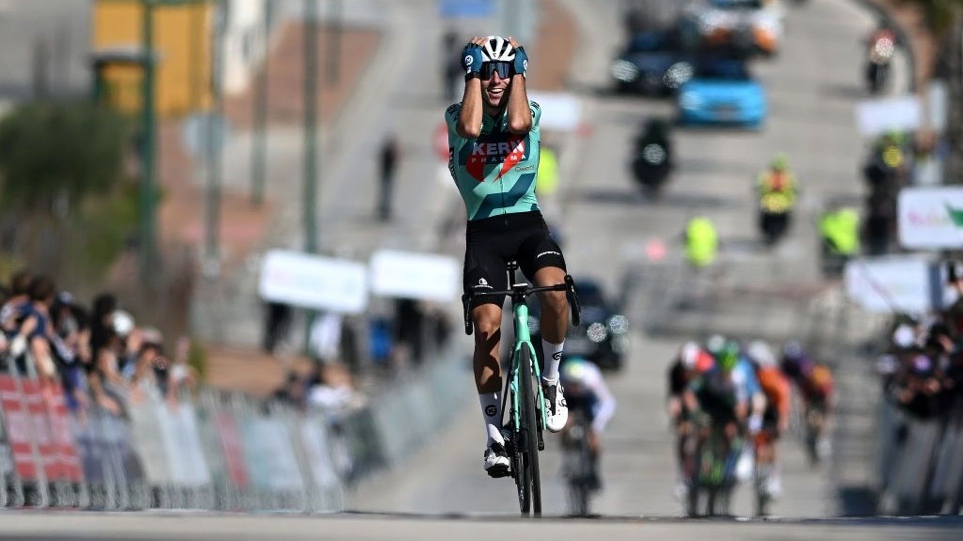 Maxim Van Gils règle Tim Wellens en Andalousie et ouvre son compteur avec Red Bull Bora ...