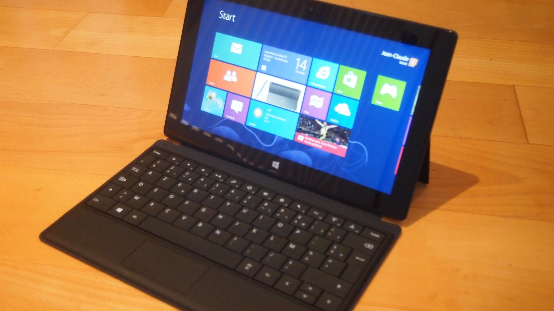 Surface, le premier ordinateur de Microsoft débarque en Belgique - RTBF ...