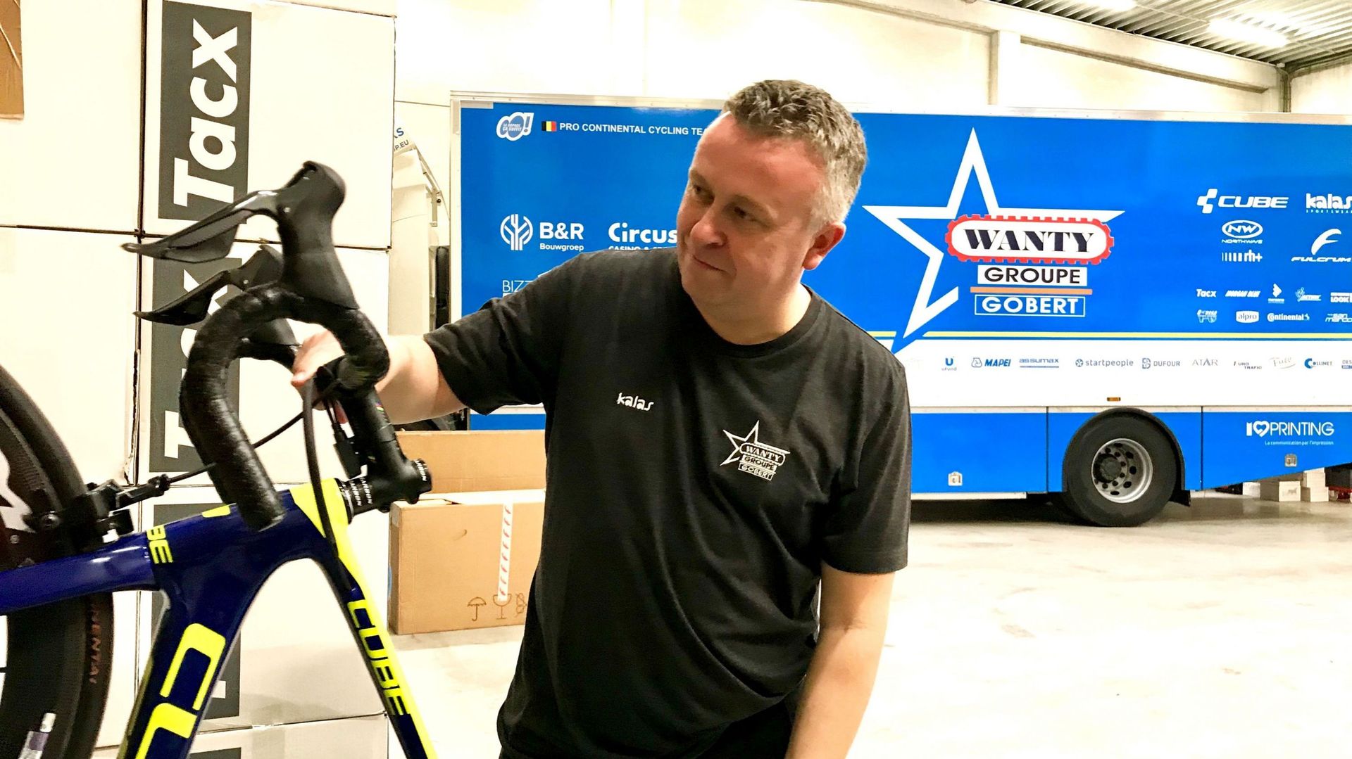 Visite guidée inédite du nouveau service-course de Wanty-Groupe Gobert ...