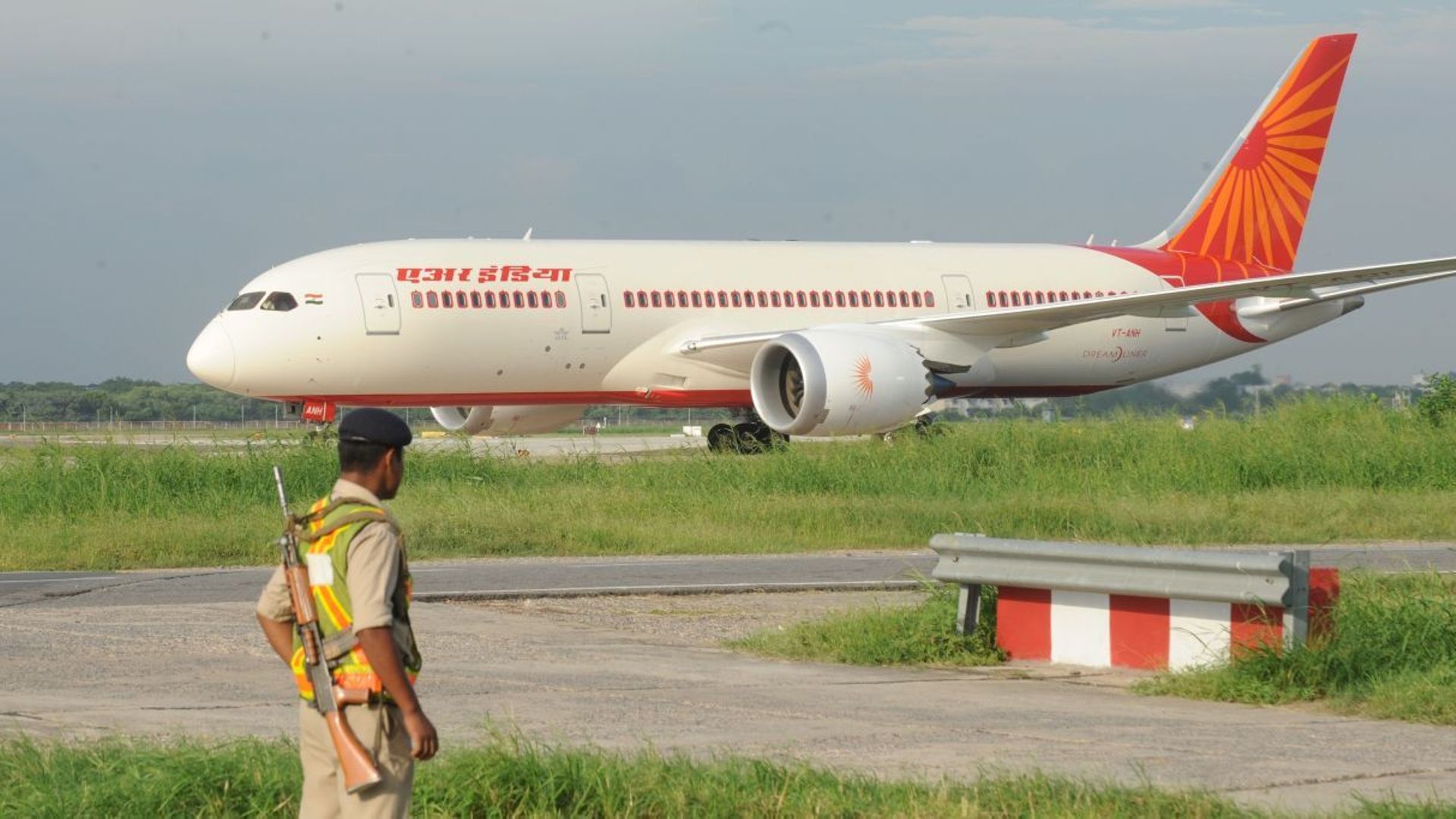 Air India: un pilote et deux hôtesses suspendus pour 'distraction' en ...