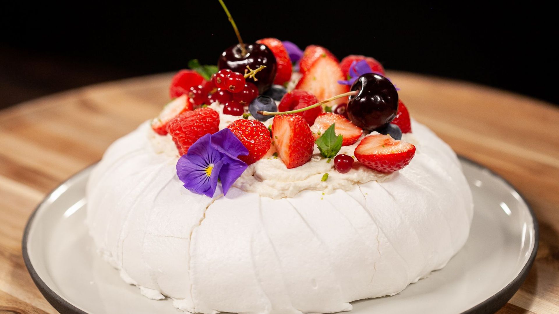Pavlova aux fruits rouges - RTBF Actus