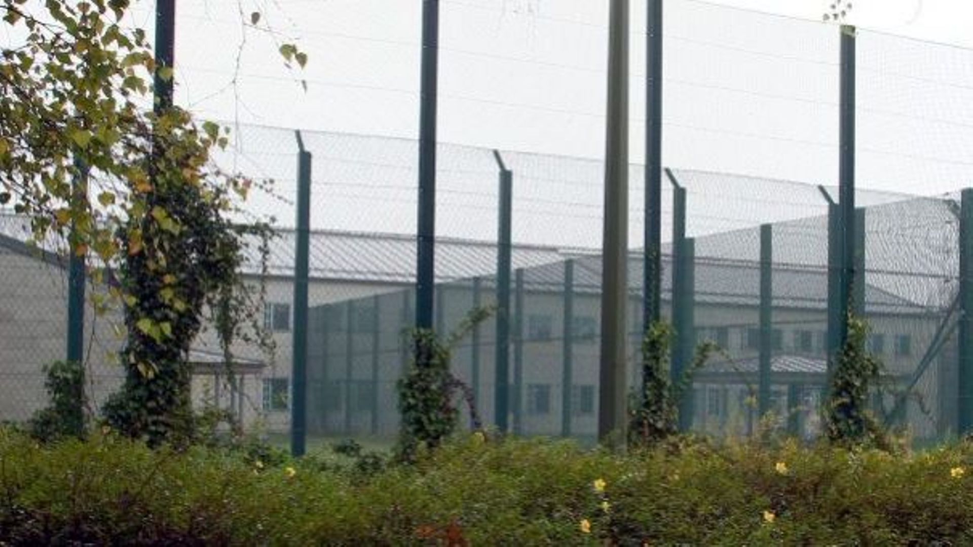 Une manif pour fêter les 14 ans d'existence du centre fermé de Vottem ...